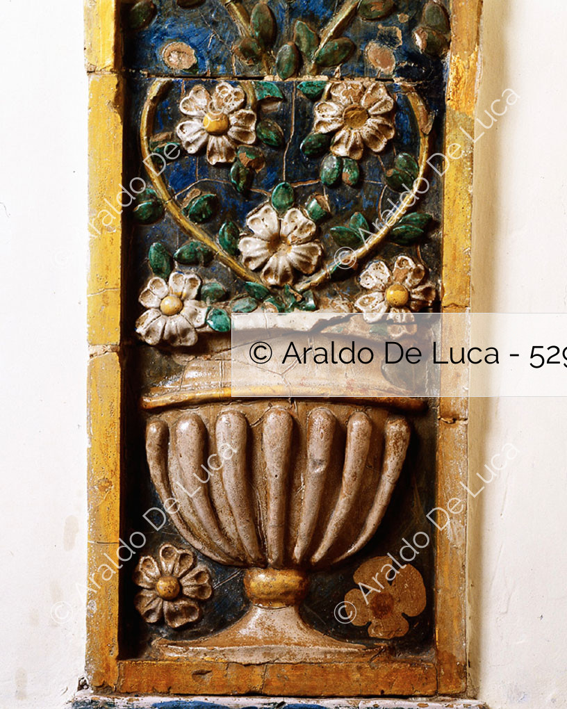 Paraste decorate con vaso di fiori. Particolare - 5296
